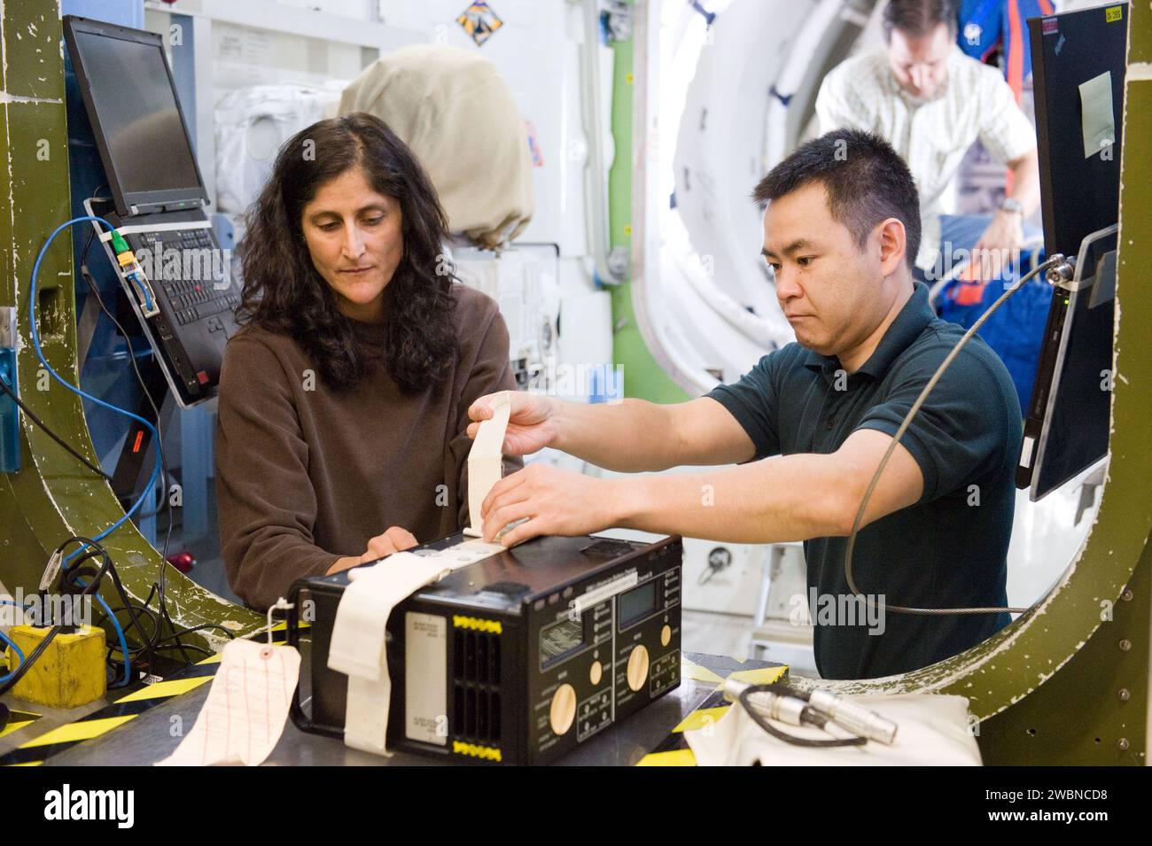 Date: 03-13-12 Location: Bldg 9NW, ISS Airlock Subject: Expedition 32 ...