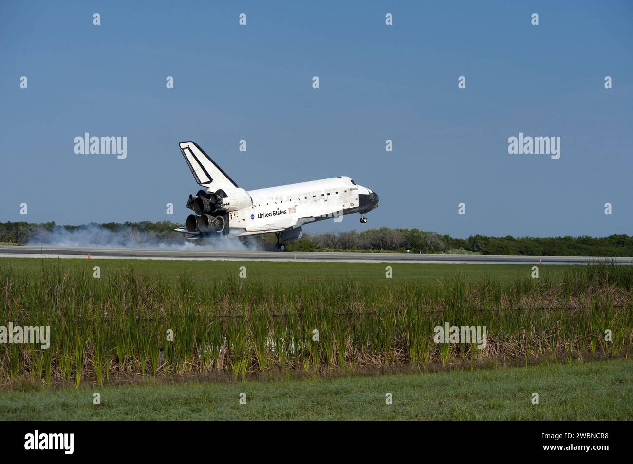 CAPE CANAVERAL, Fla. - Space shuttle Discovery lands on Runway 33 at ...