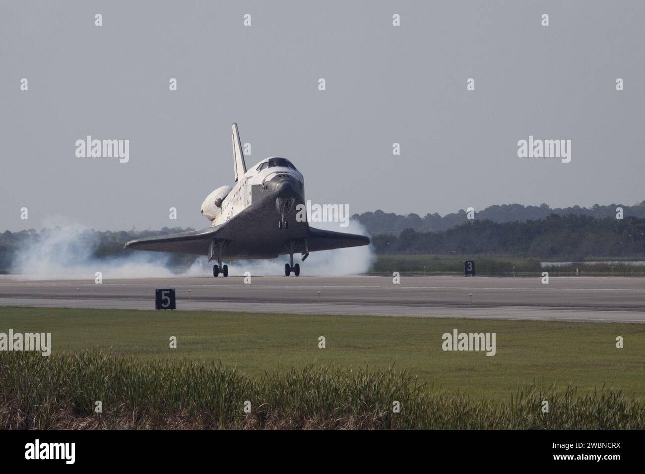 Sts 131 landing hi-res stock photography and images - Alamy