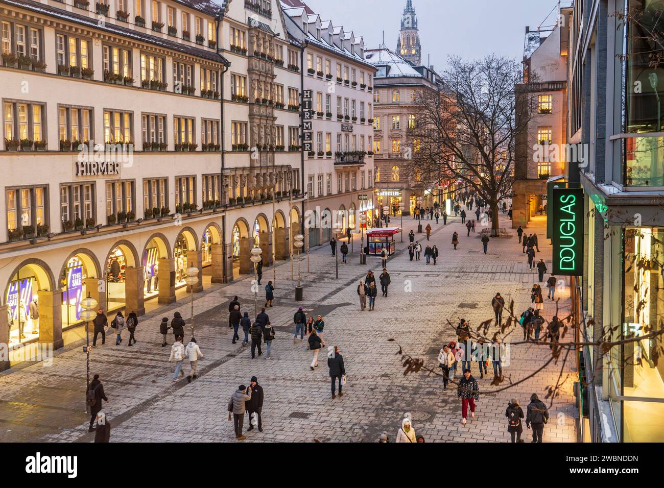 Münchner beim Shopping in der Kaufingerstraße, Blick von oben ...