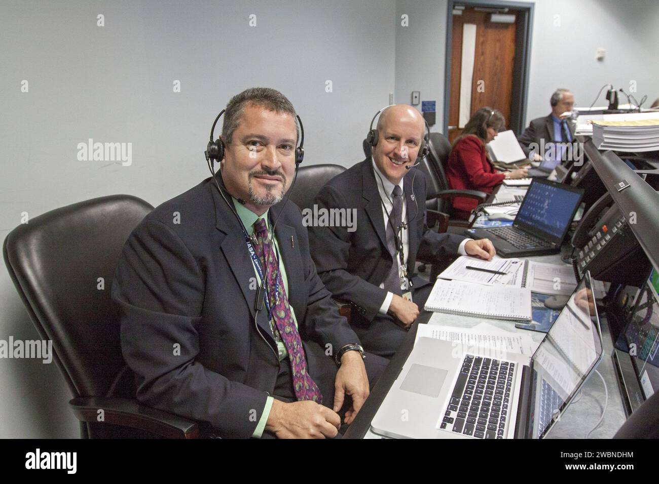 CAPE CANAVERAL, Fla. – Tim Dunn, NASA launch manager, center, monitors ...