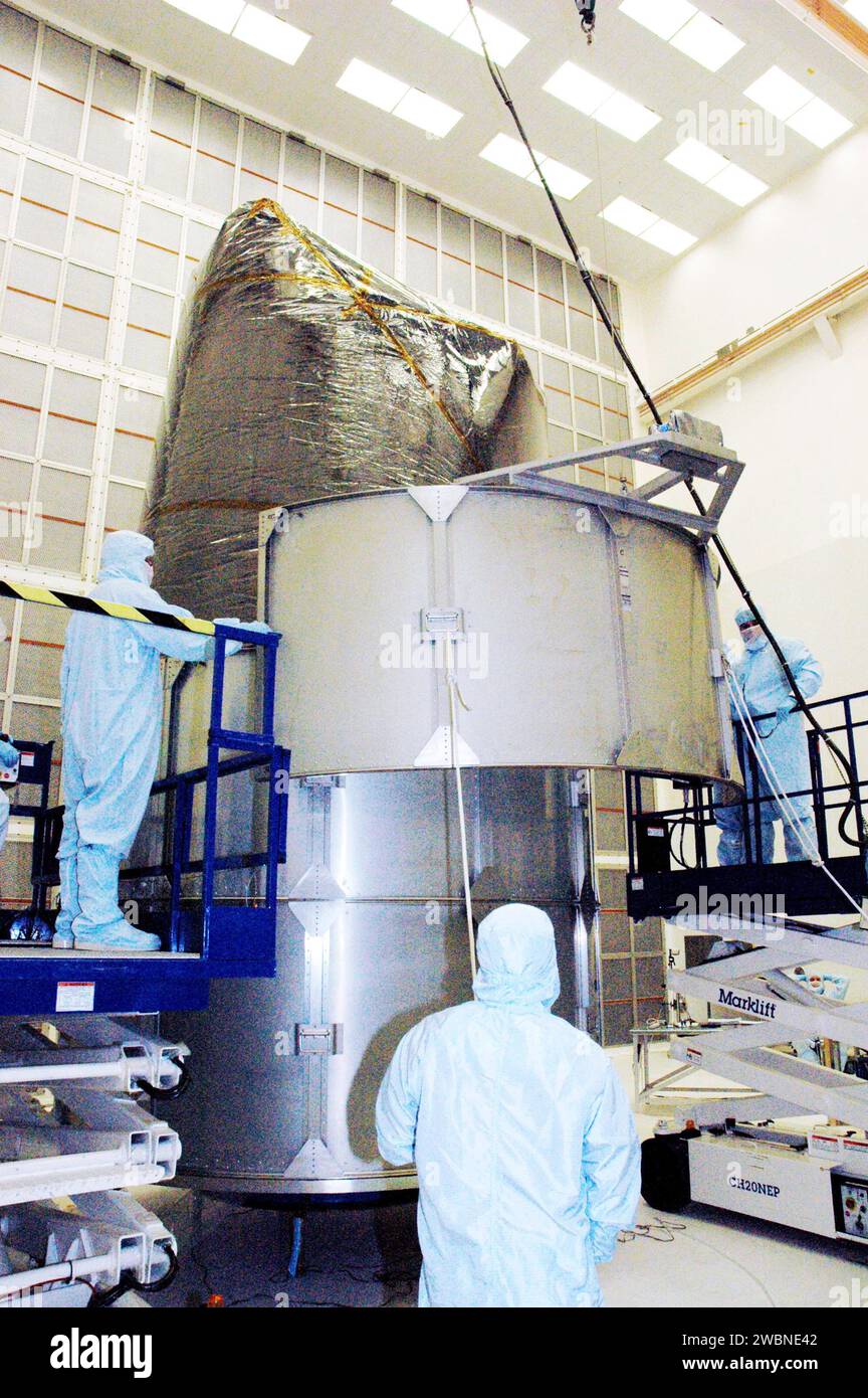 KENNEDY SPACE CENTER, FLA. - Boeing technicians in Hangar AE at Cape ...