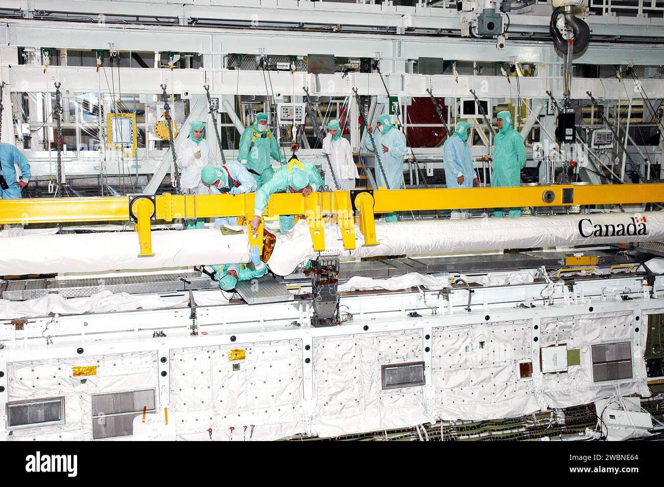 KENNEDY SPACE CENTER, FLA. - Workers in the Orbiter Processing Facility ...