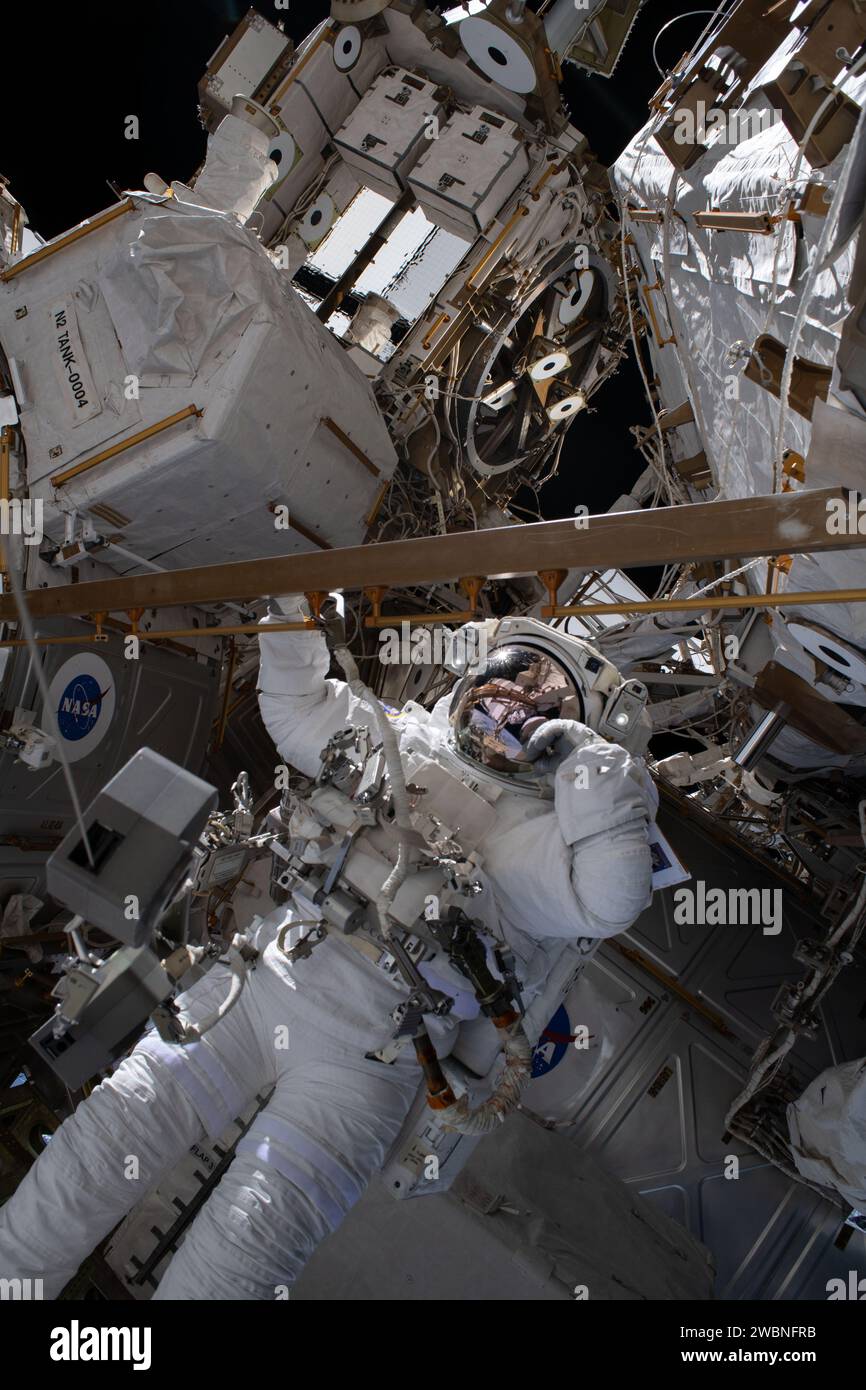 Nasa spacewalk repair hi-res stock photography and images - Alamy