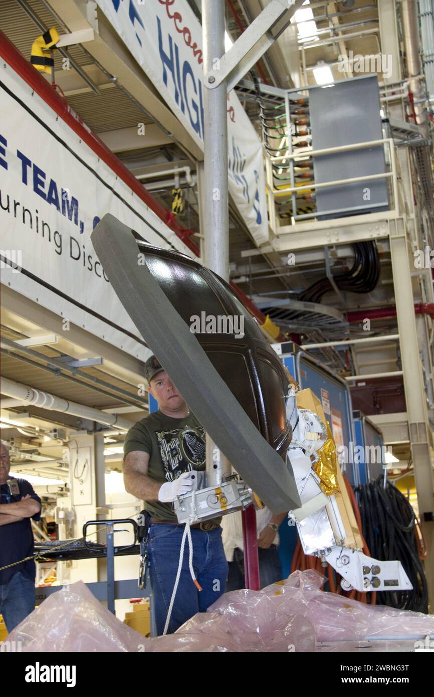 CAPE CANAVERAL, Fla. -- Technicians prepare to install a new Ku-Band ...