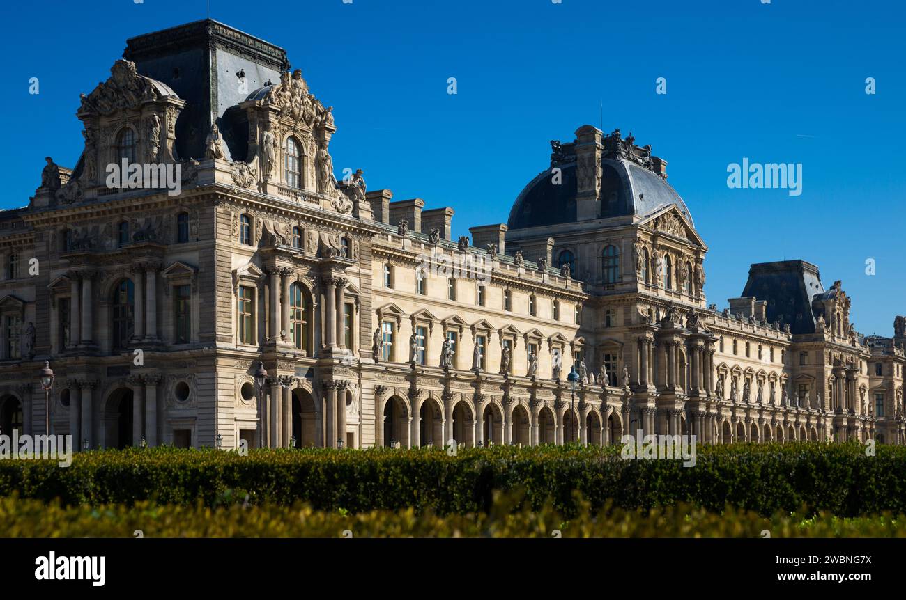 Daylight monument louvre museum hi-res stock photography and images - Alamy