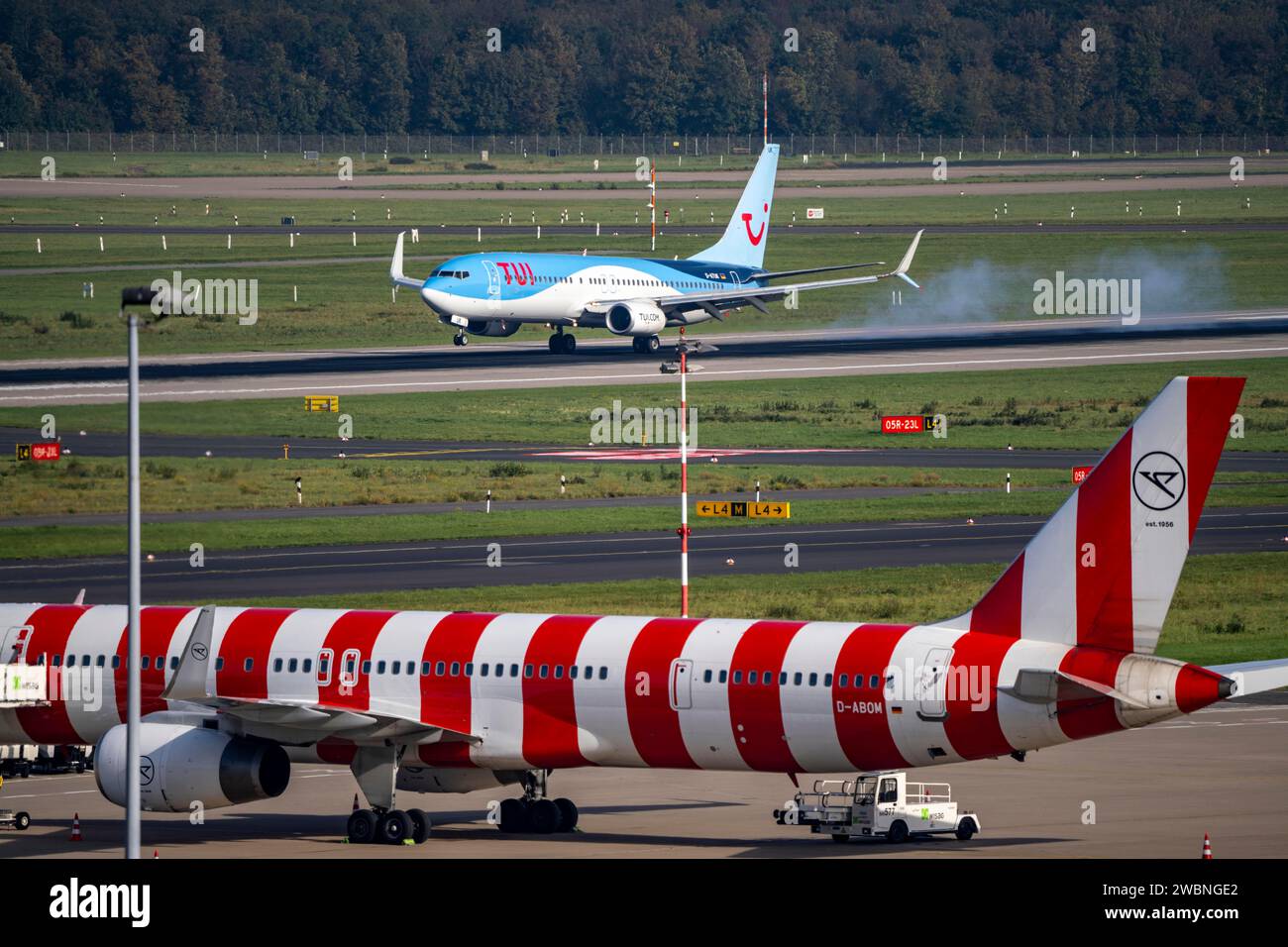 Düsseldorf Airport, TUIfly Boeing 737, On landing, Condor aircraft at ...