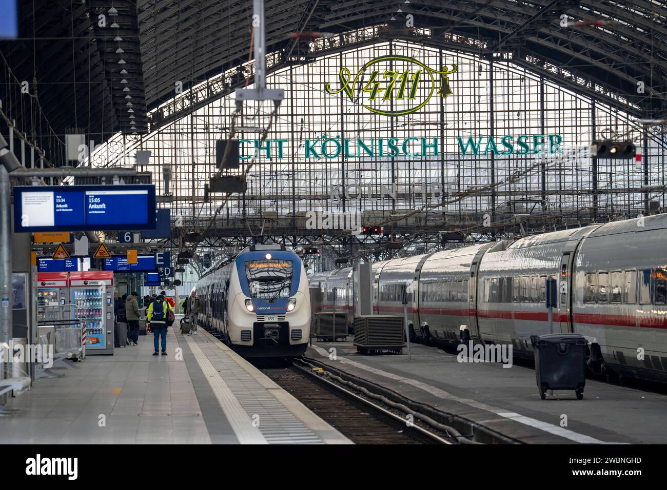 Kölner Hauptbahnhof, Züge an den Bahnsteigen, Köln, NRW, Deutschland ...