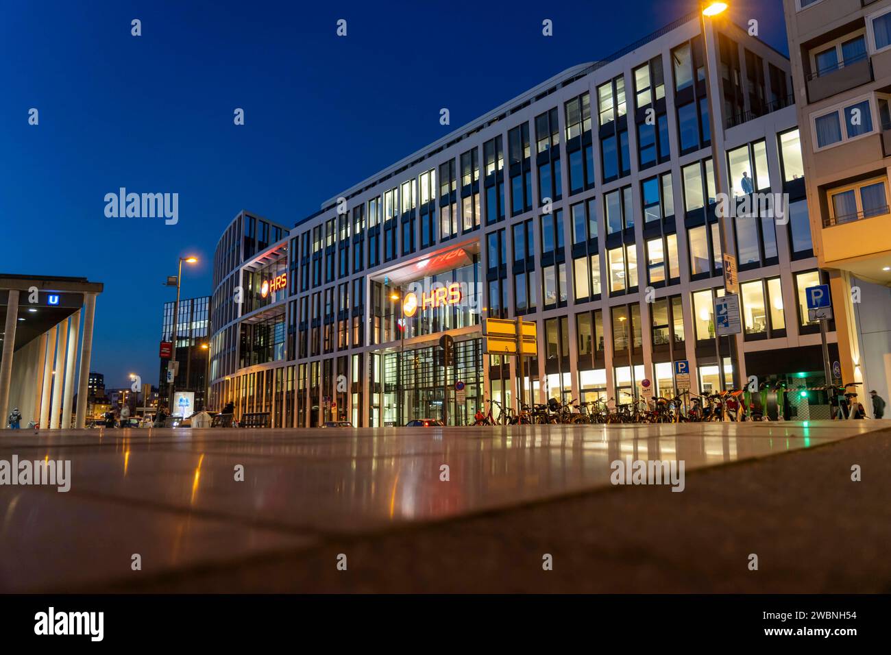 Unternehmenszentrale des Reiseportals HRS, am Kölner Hauptbahnhof, am ...