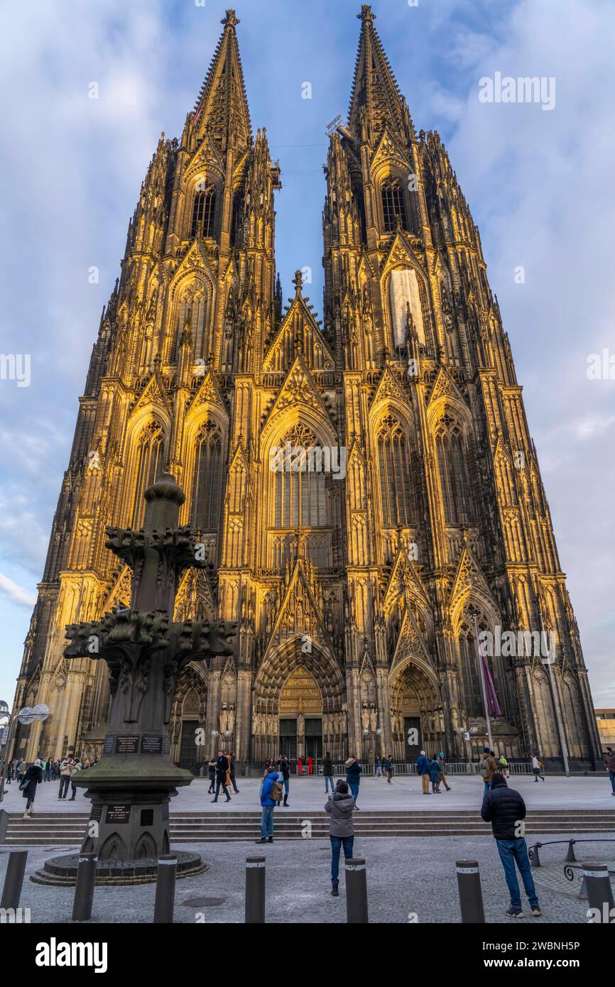 Kölner Dom, Ansicht der Westfassade, am Nordturm eine der seltenen ...