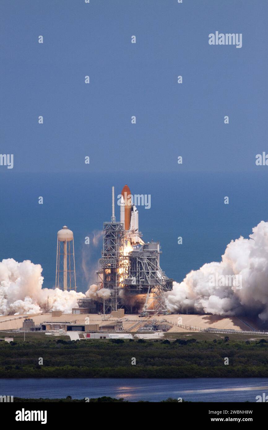 CAPE CANAVERAL, Fla. - Space shuttle Atlantis begins to clear the tower ...