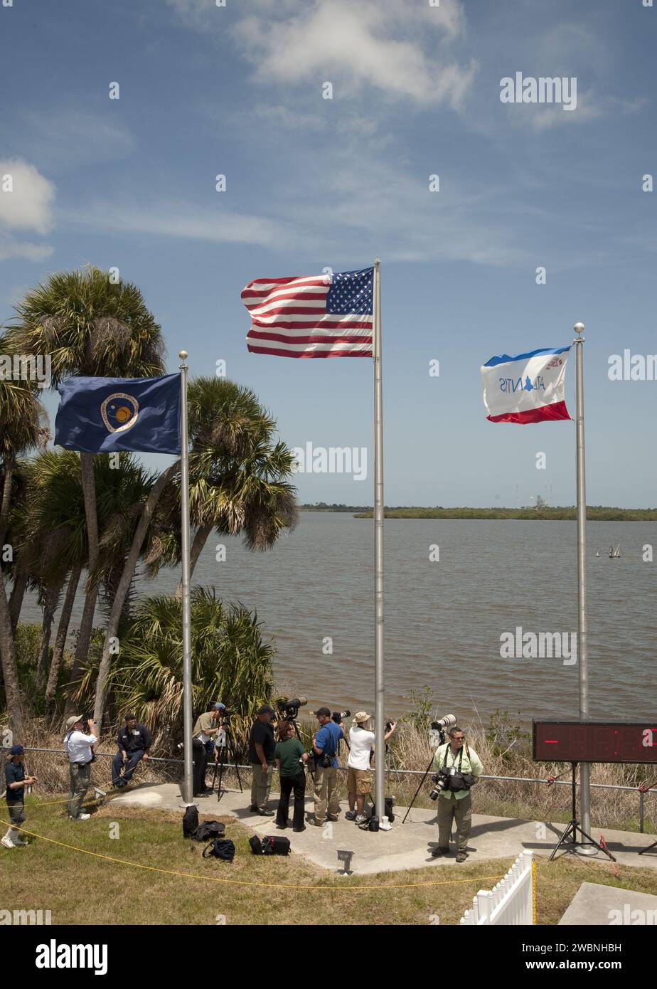 Space shuttle launch spectators hi-res stock photography and images - Alamy