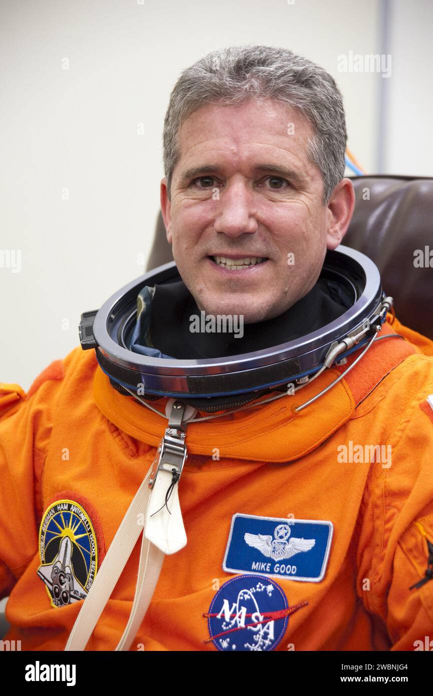 STS-132 astronauts don launch-and-entry suits before riding the ...