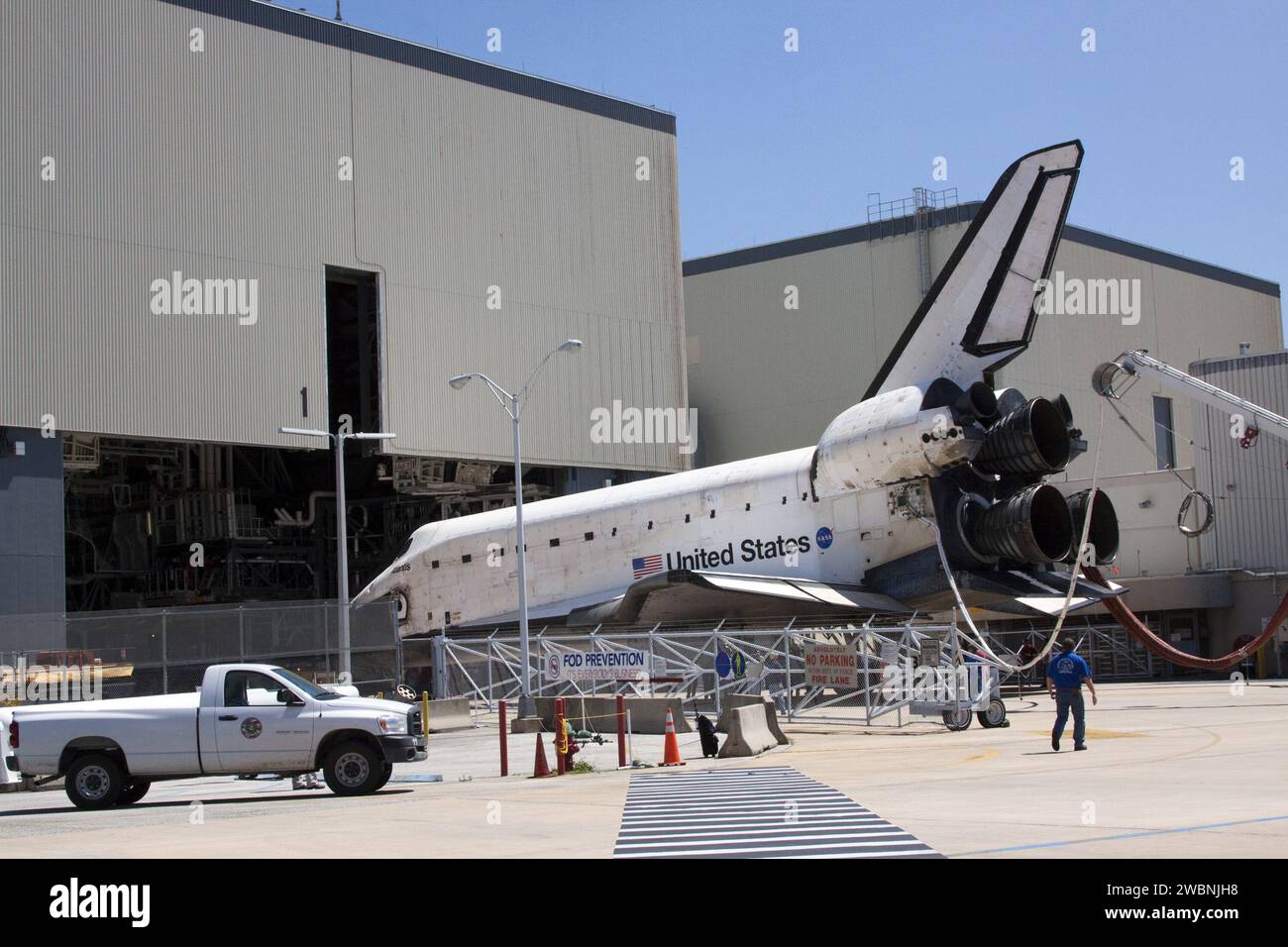 CAPE CANAVERAL, Fla. - At NASA's Kennedy Space Center in Florida, space shuttle Atlantis enters ...