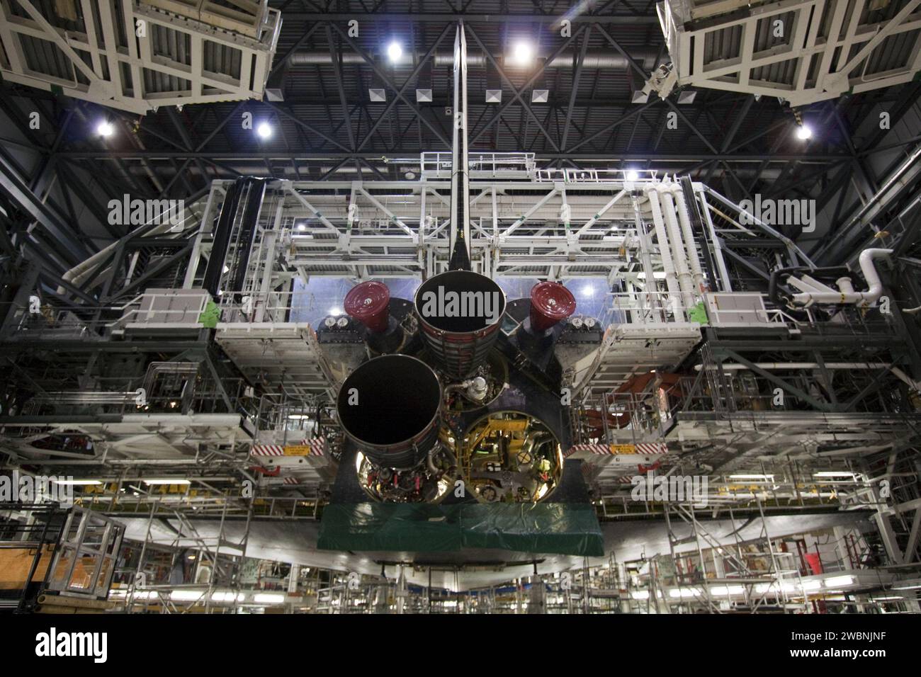 CAPE CANAVERAL, Fla. - In Orbiter Processing Facility-1 at NASA's ...