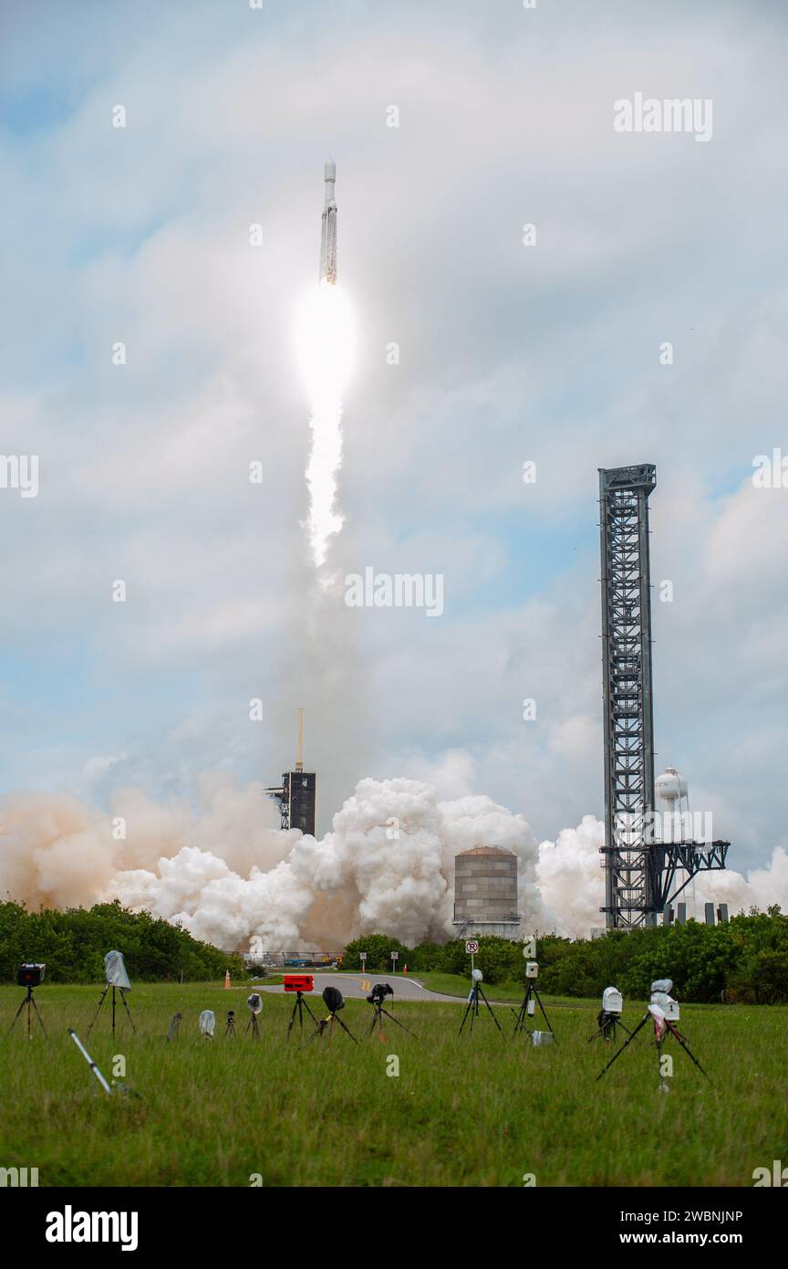 Nasas Psyche Spacecraft Atop A Spacex Falcon Heavy Rocket Soars Into