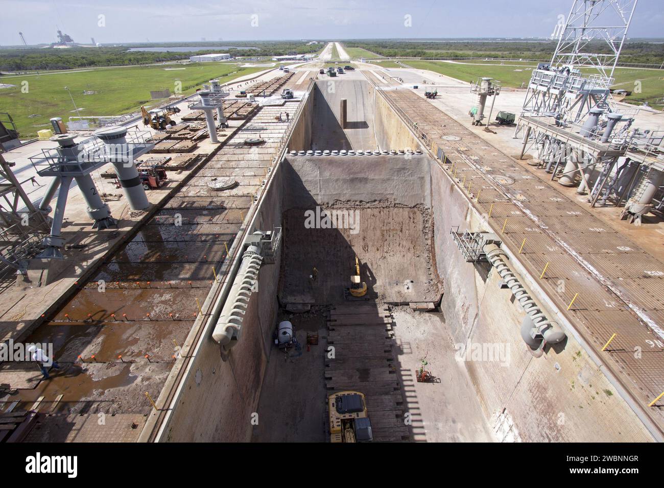 Construction crews launch pad hi-res stock photography and images - Alamy