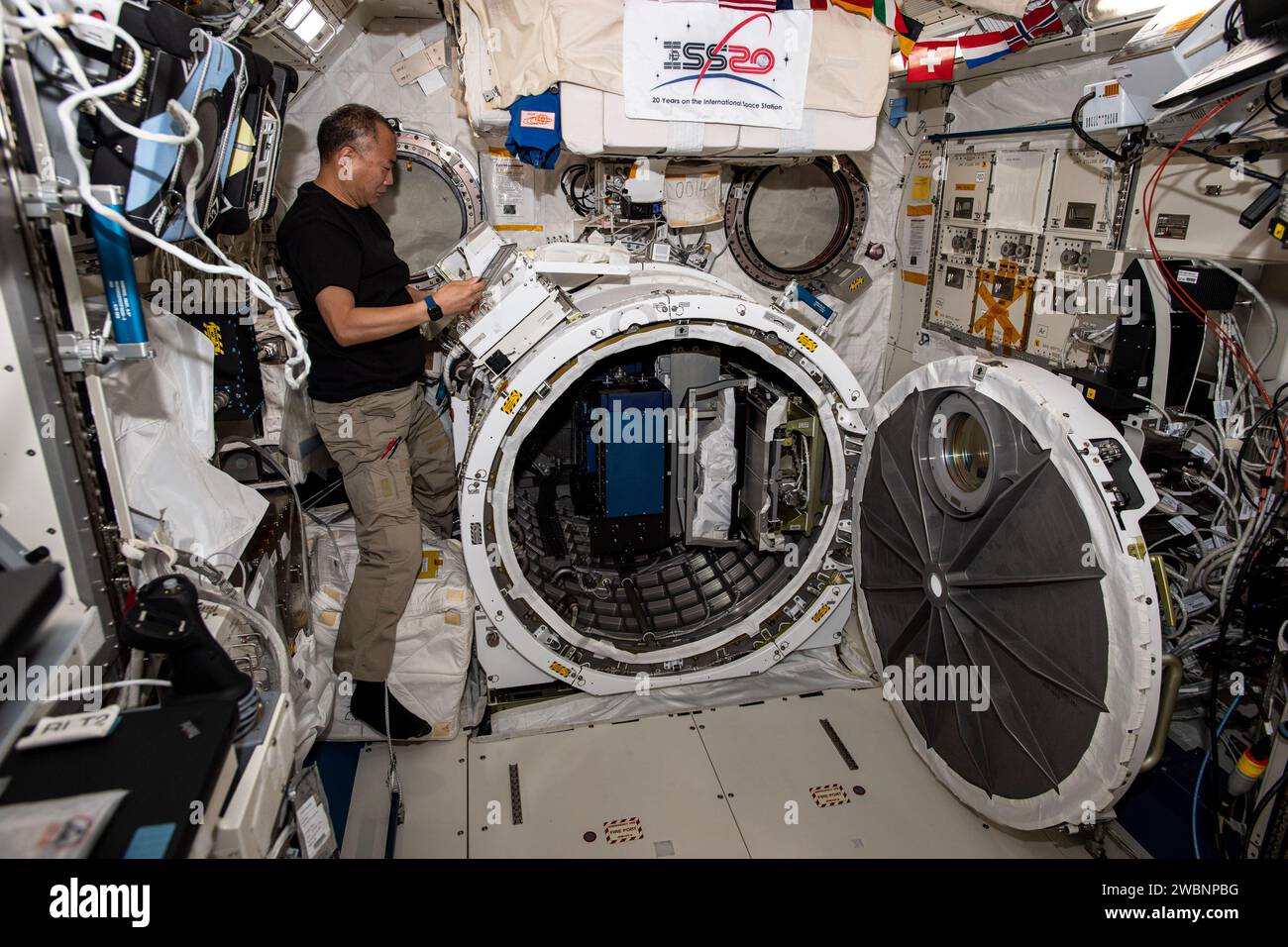 External airlock hi-res stock photography and images - Alamy