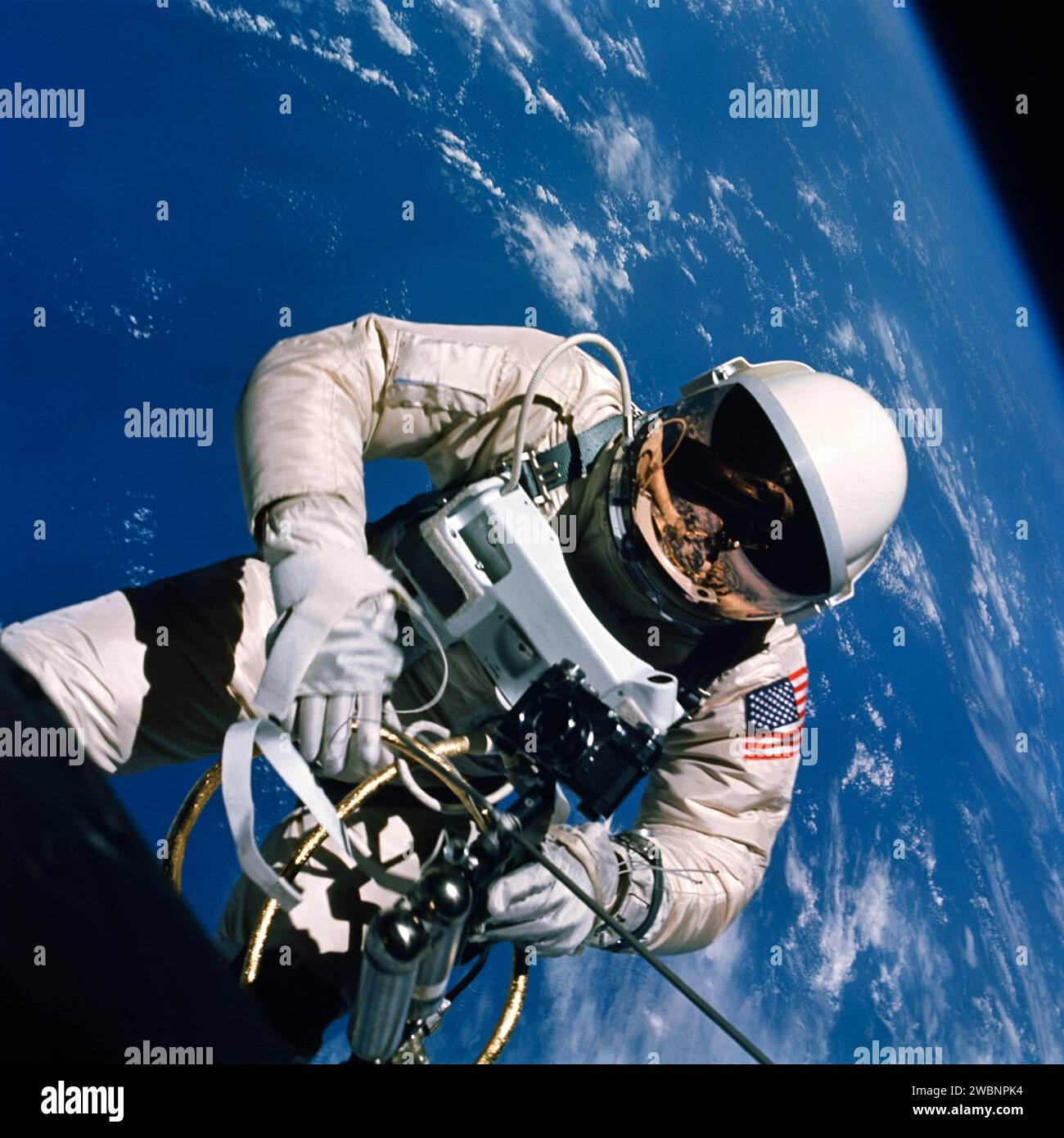 S65-30431 (3 June 1965) --- Astronaut Edward H. White II, pilot of the ...