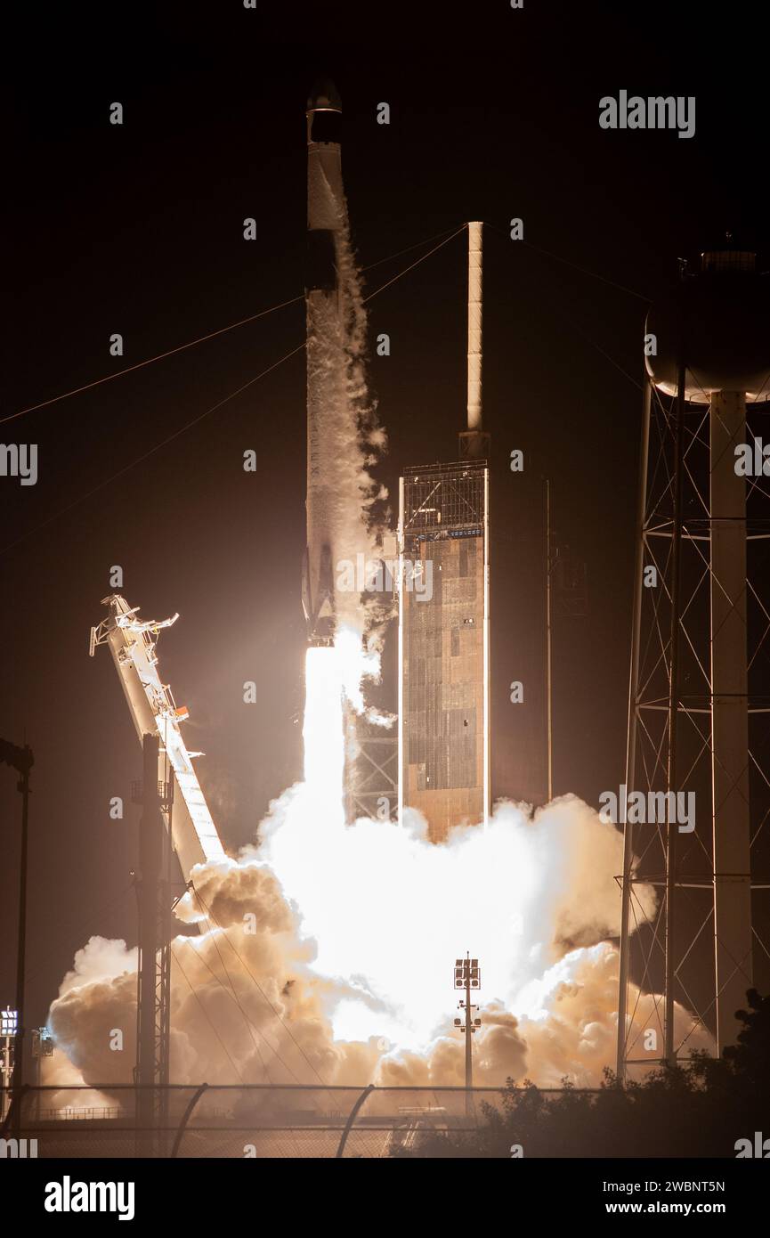 The SpaceX Falcon 9 rocket carrying the Dragon spacecraft lifts off ...