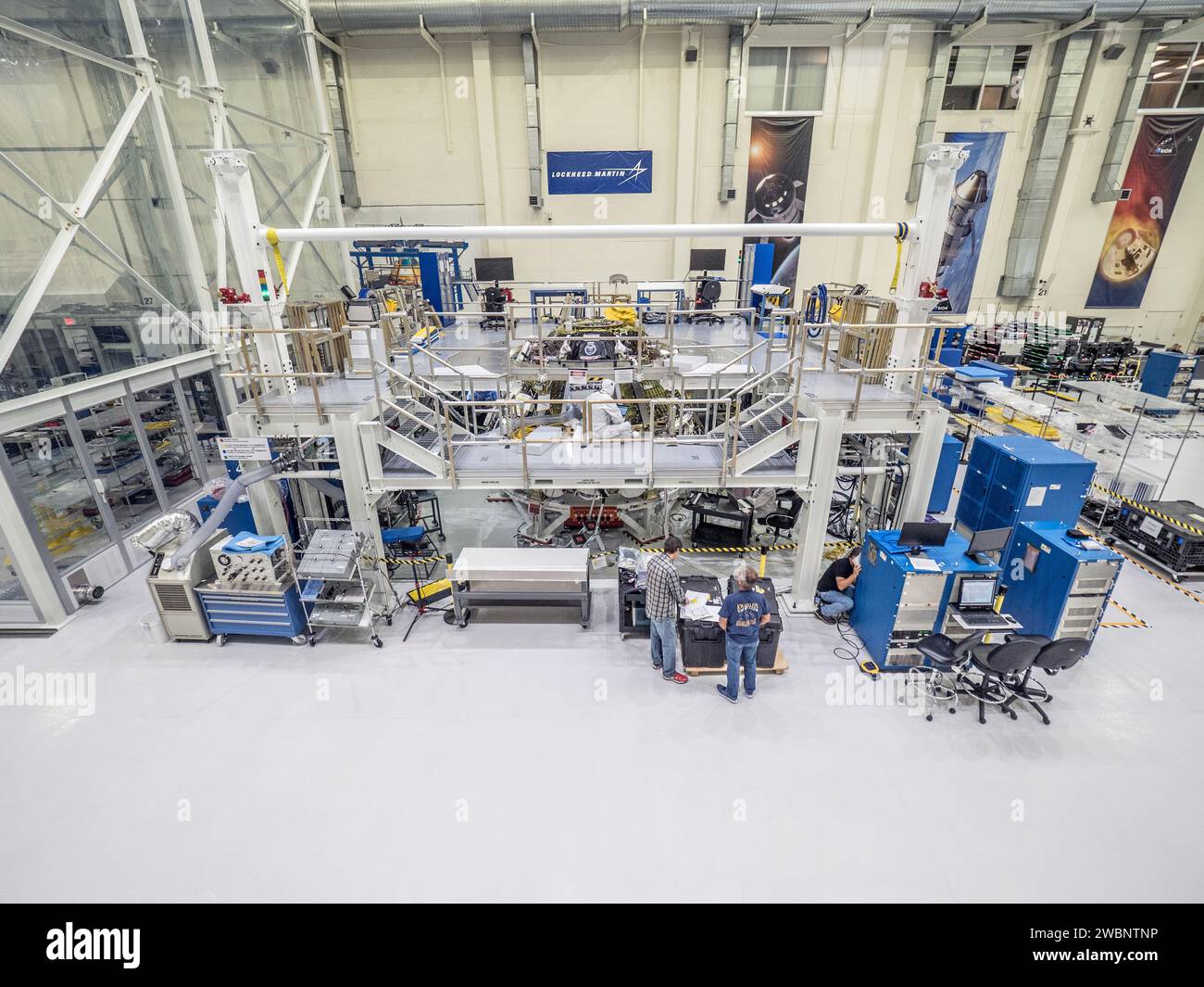 Lockheed Martin engineers assemble Orion's Artemis I crew module at ...
