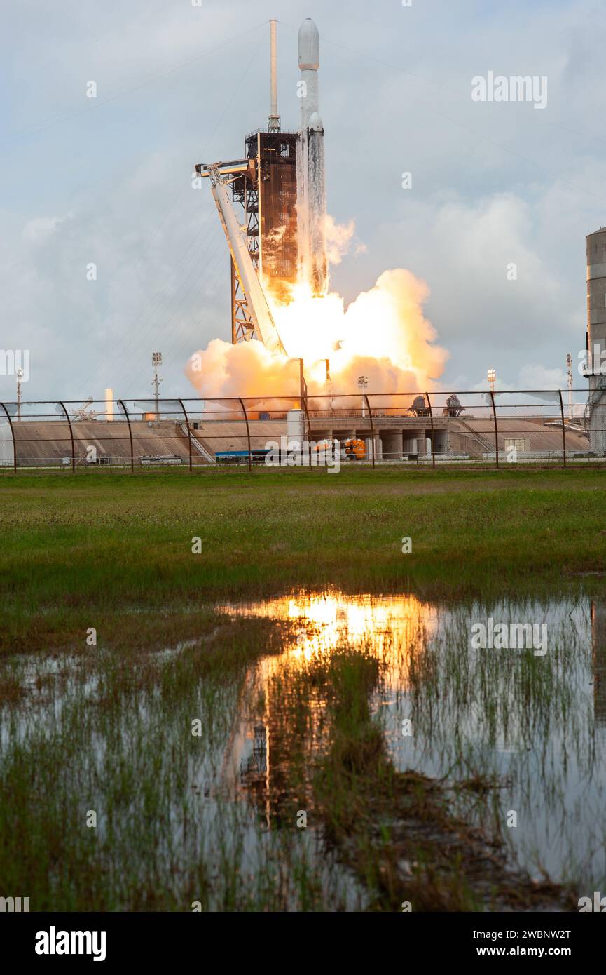 NASA’s Psyche spacecraft, atop a SpaceX Falcon Heavy rocket, lifts off ...