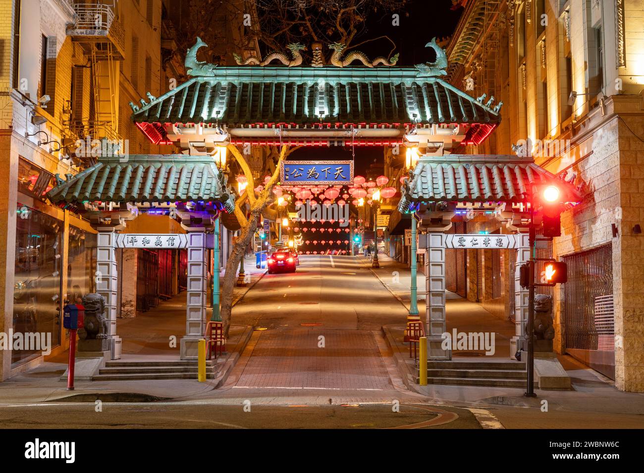 Night view of the entry gate to Chinatown in San Francisco Stock Photo ...