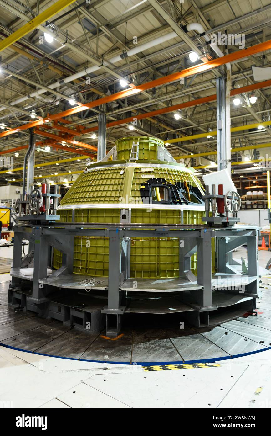 Lockheed Martin technicians at NASA's Michoud Assembly Facility in New ...