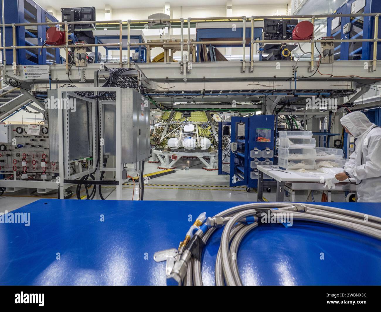 Lockheed Martin engineers assemble Orion's Artemis I crew module at ...