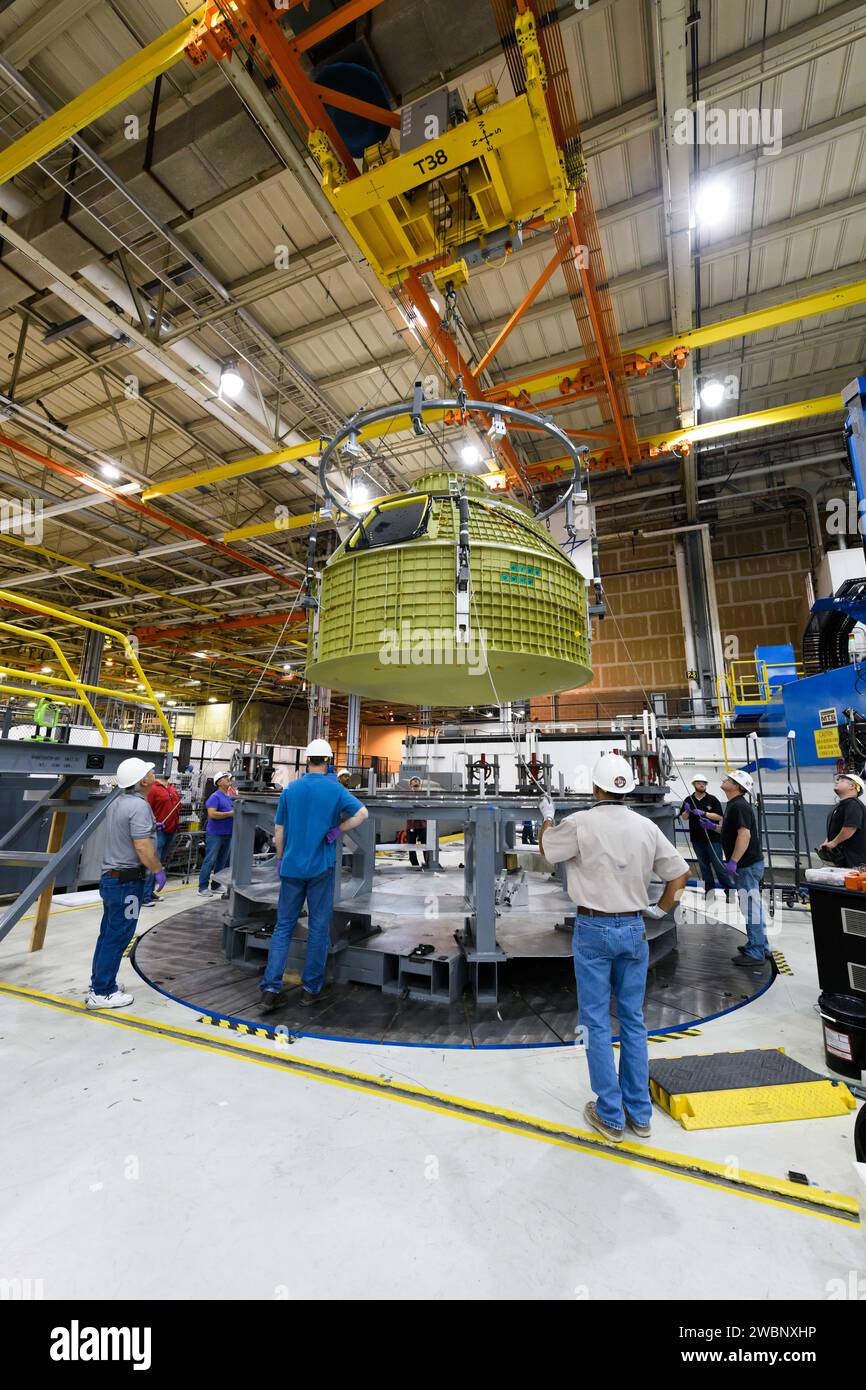 Lockheed Martin technicians at NASA's Michoud Assembly Facility in New ...