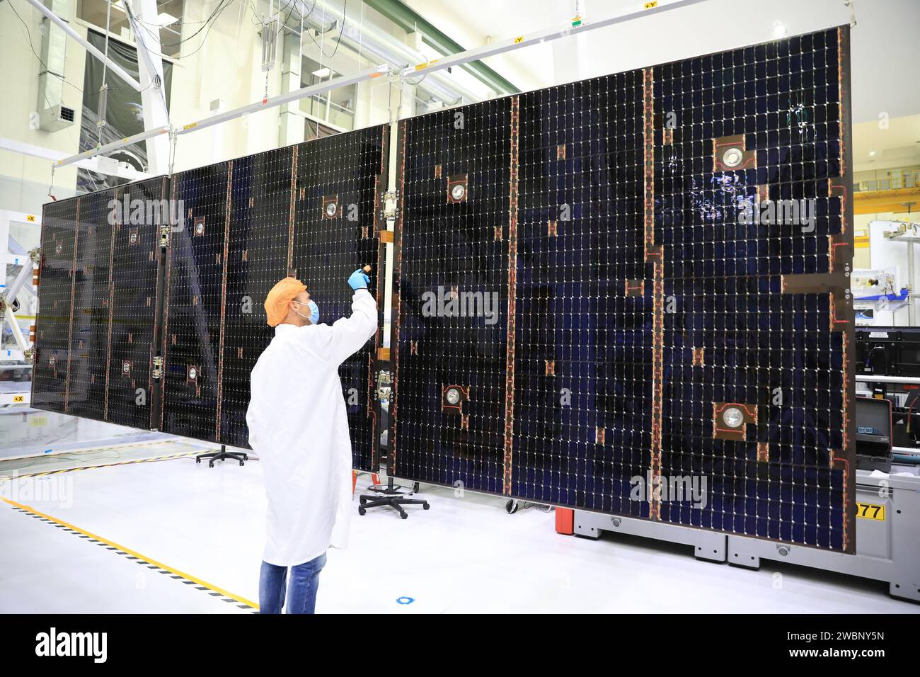 Inside the Neil Armstrong Operations and Checkout Building high bay at ...