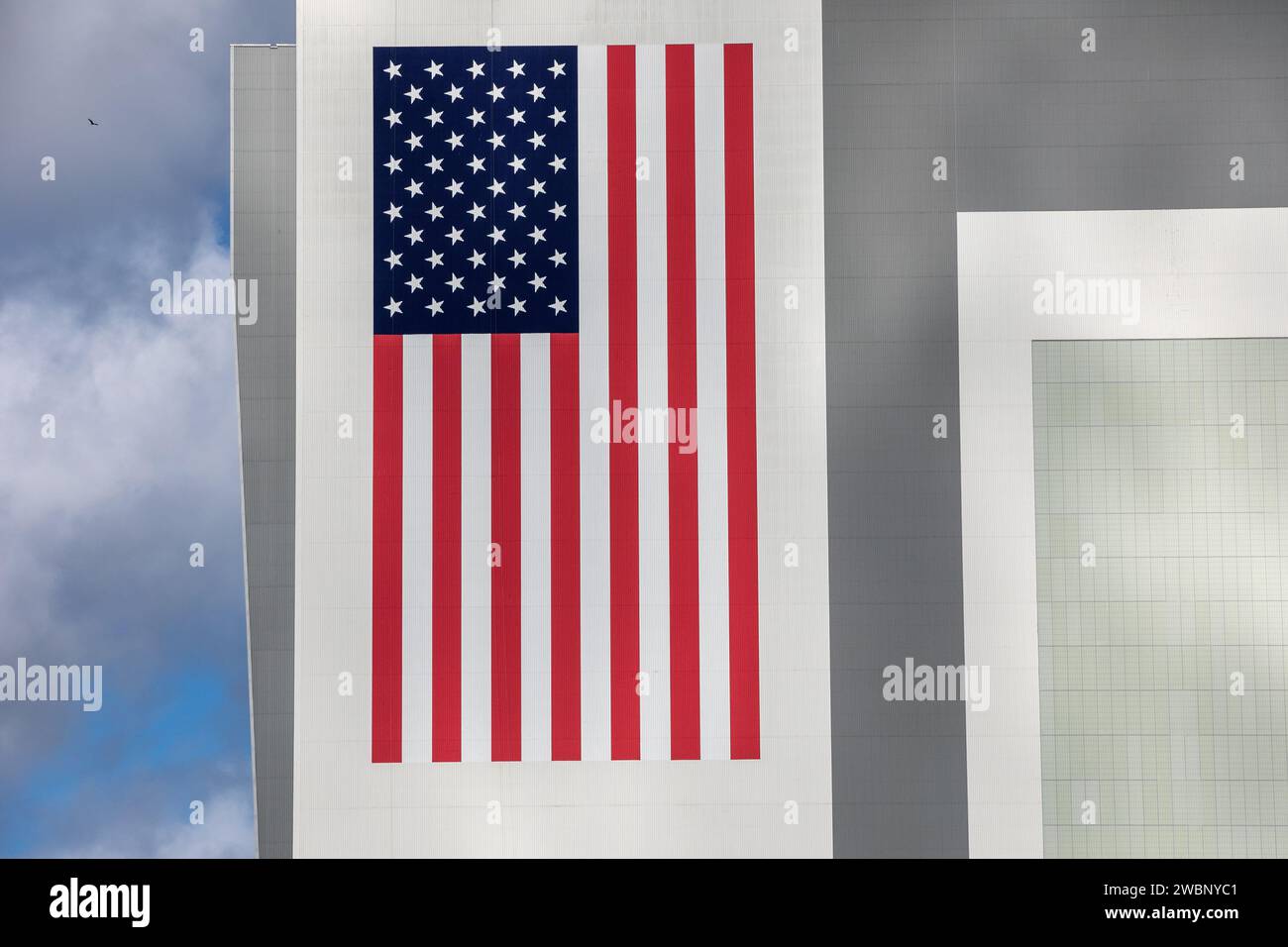 A freshly painted American Flag on the Vehicle Assembly Building (VAB ...