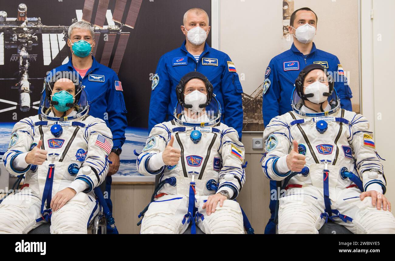 Expedition 64 prime and backup crew members pose for a picture ...