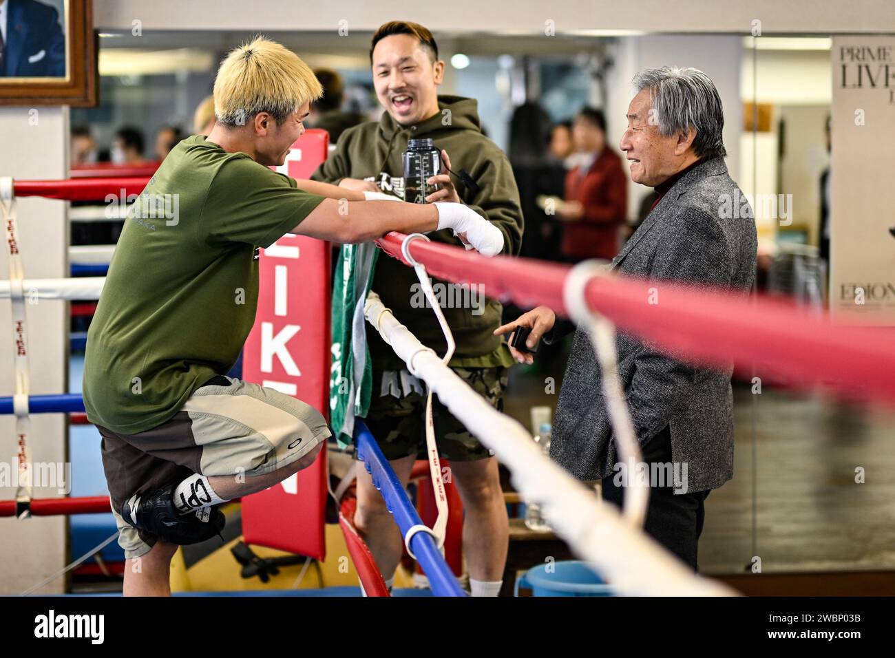 Tenshin Nasukawa (L) of Japan talks with his trainer Takahiro Aou (C ...