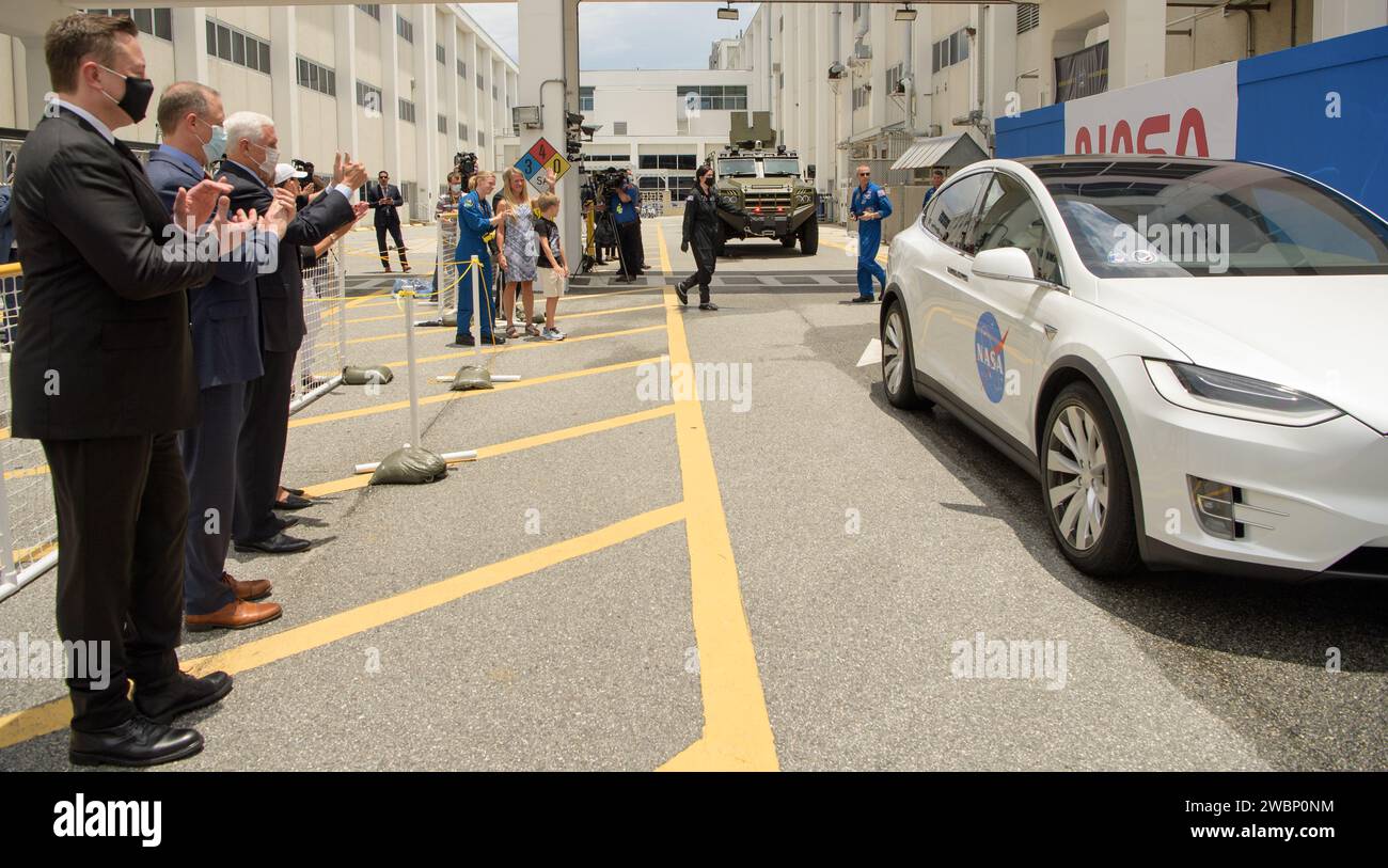 Elon Musk, SpaceX Chief Engineer, left, NASA Administrator Jim ...