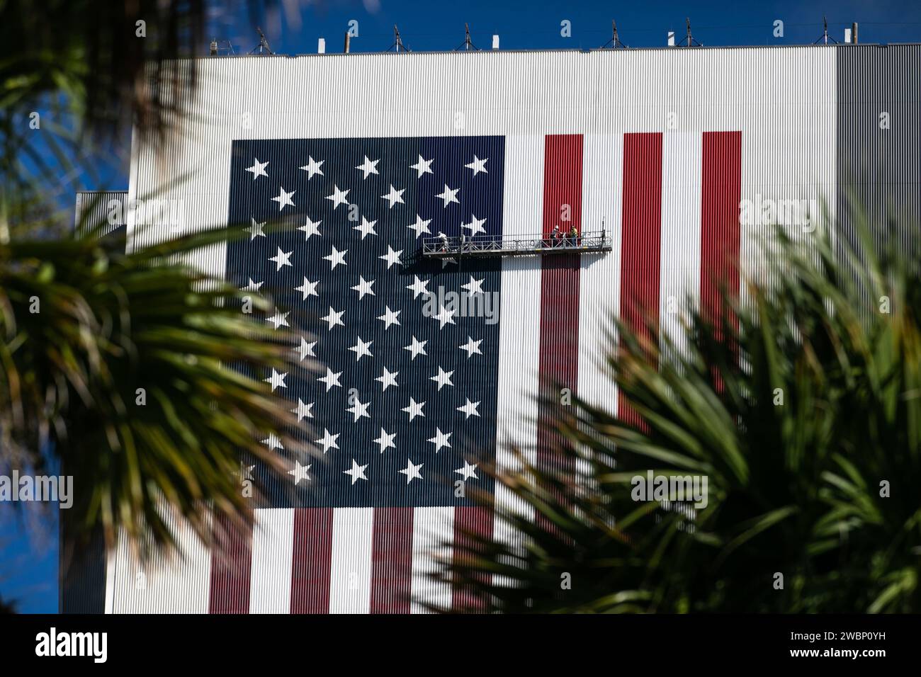 Painting of the U.S. flag continues on the 525-foot-tall Vehicle ...