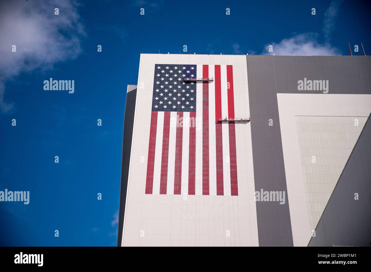 Painting of the U.S. flag continues on the 525-foot-tall Vehicle ...