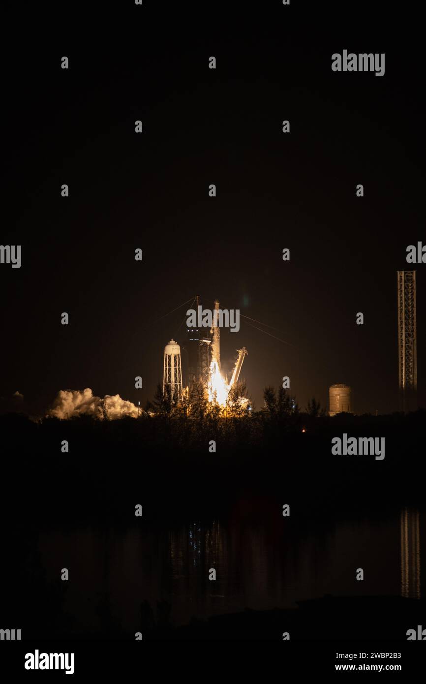 The SpaceX Falcon 9 rocket carrying the Dragon spacecraft lifts off ...