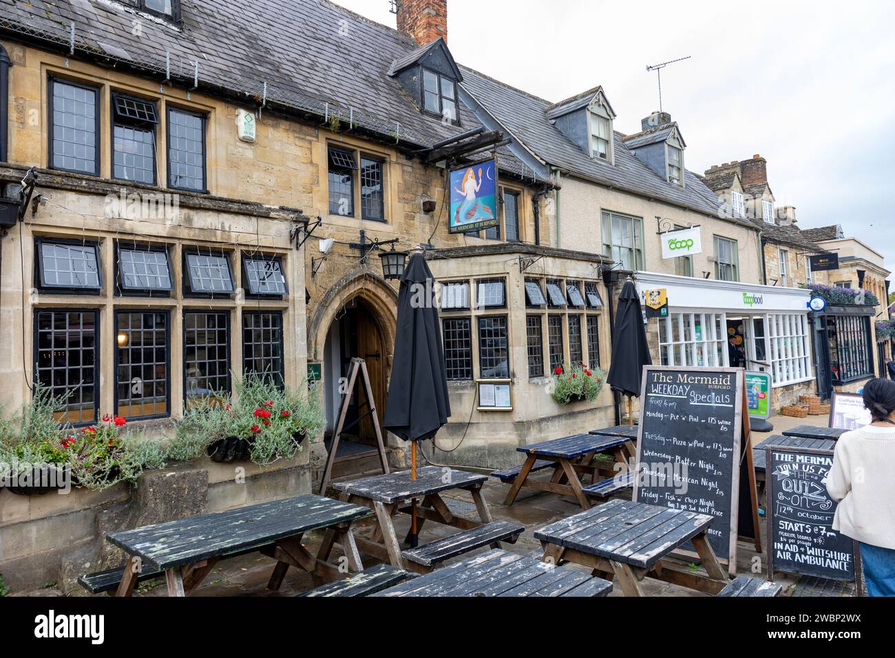 Burford town centre in the Cotswolds, Oxfordshire, and high street pub ...
