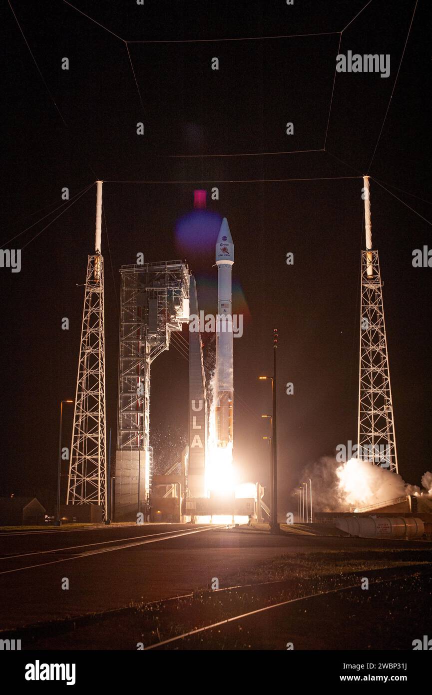 The United Launch Alliance Atlas V rocket, carrying the Solar Orbiter ...