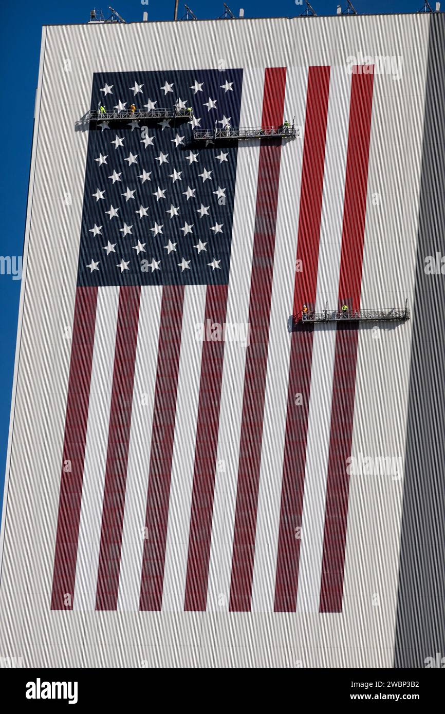 Painting of the U.S. flag continues on the 525-foot-tall Vehicle ...