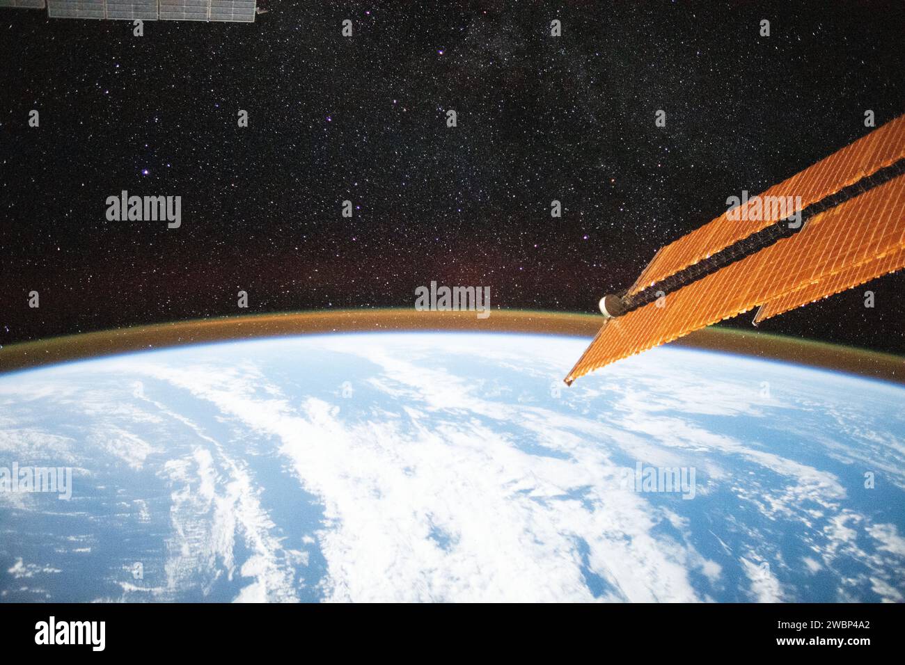 Long-exposure image shows the ISS orbiting over the Indian Ocean ...