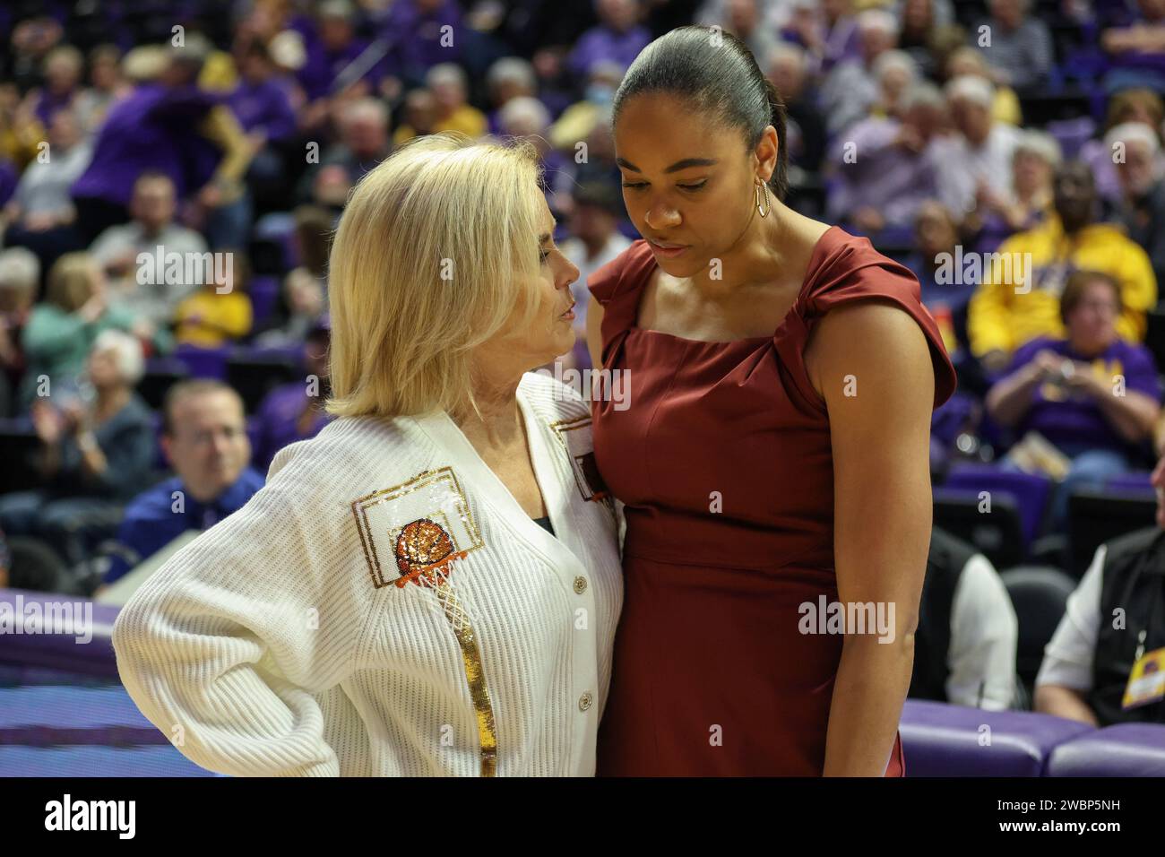 Baton Rouge, LA, USA. 11th Jan, 2024. LSU Head Coach Kim Mulkey meets ...