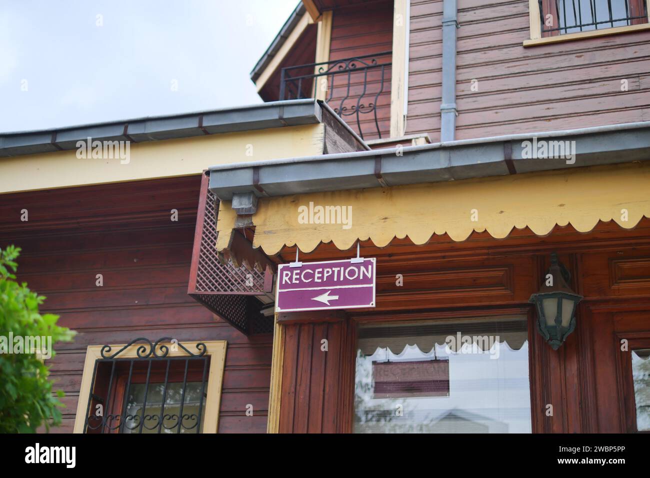 Hotel reception sign. Welcome sign Stock Photo - Alamy