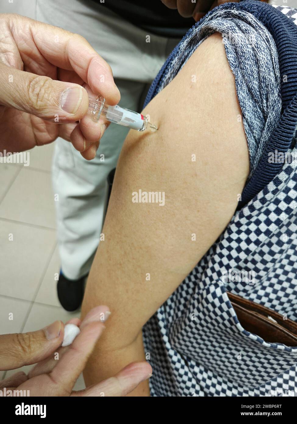 image of someone getting vaccinated on the upper arm Stock Photo - Alamy