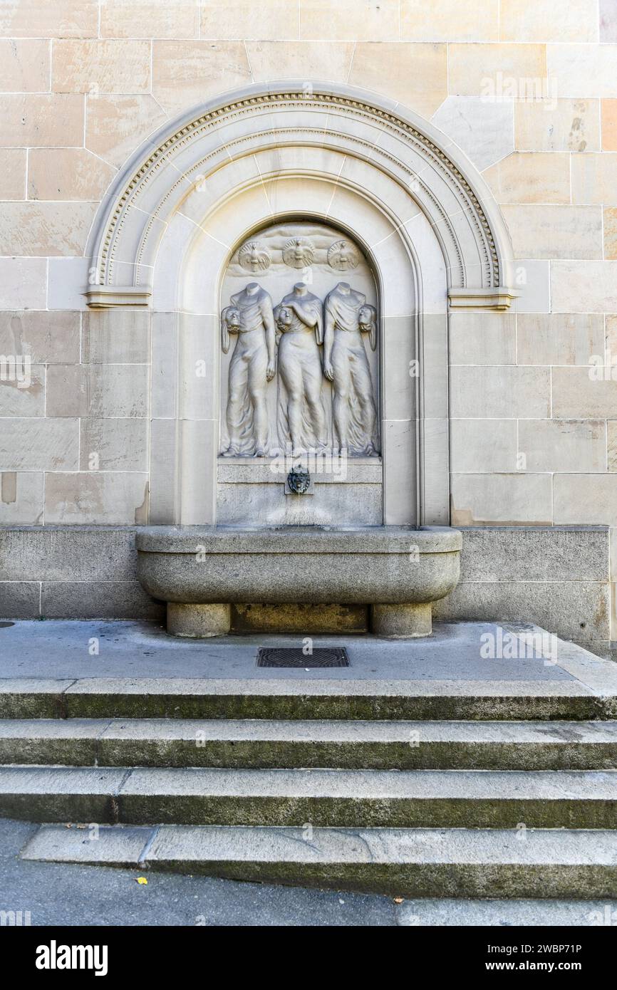 Lindenhof fountain hi-res stock photography and images - Alamy