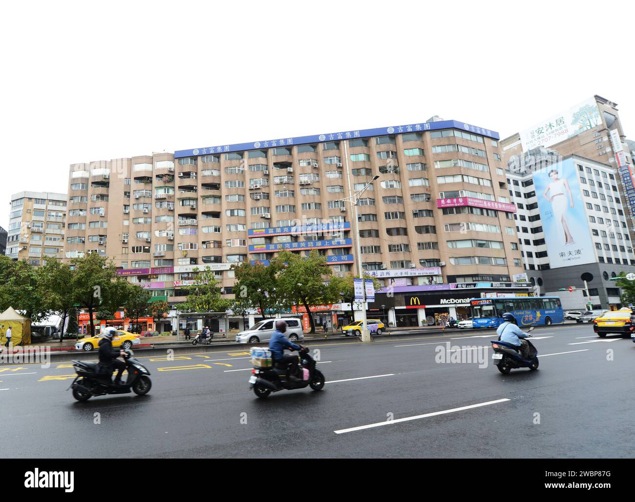 Taiwanese driving their scooters on Zhongxiao E Rd in Taipei, Taiwan ...