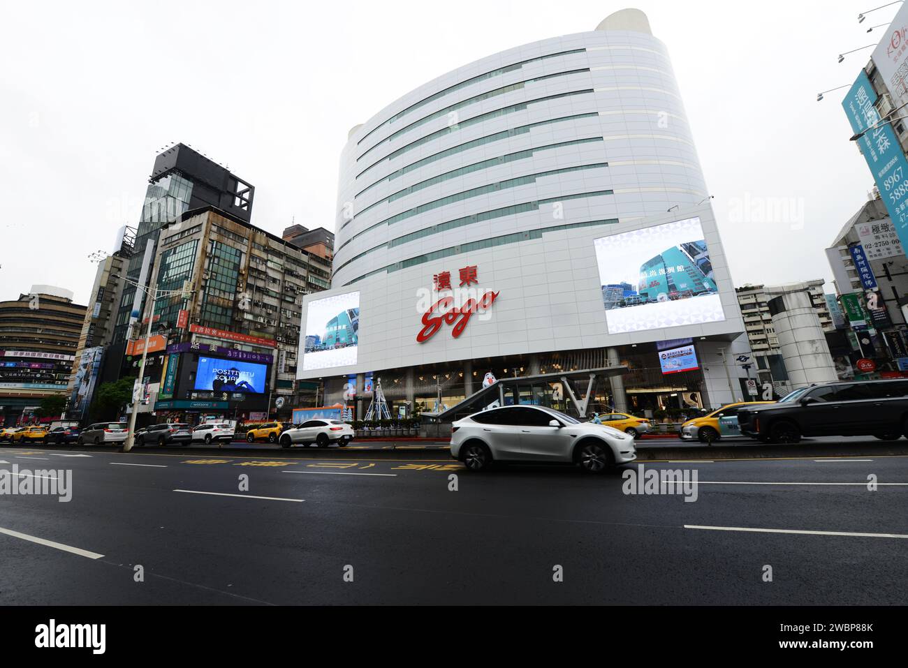 Far eastern sogo taipei zhongxiao store hi-res stock photography and images - Alamy