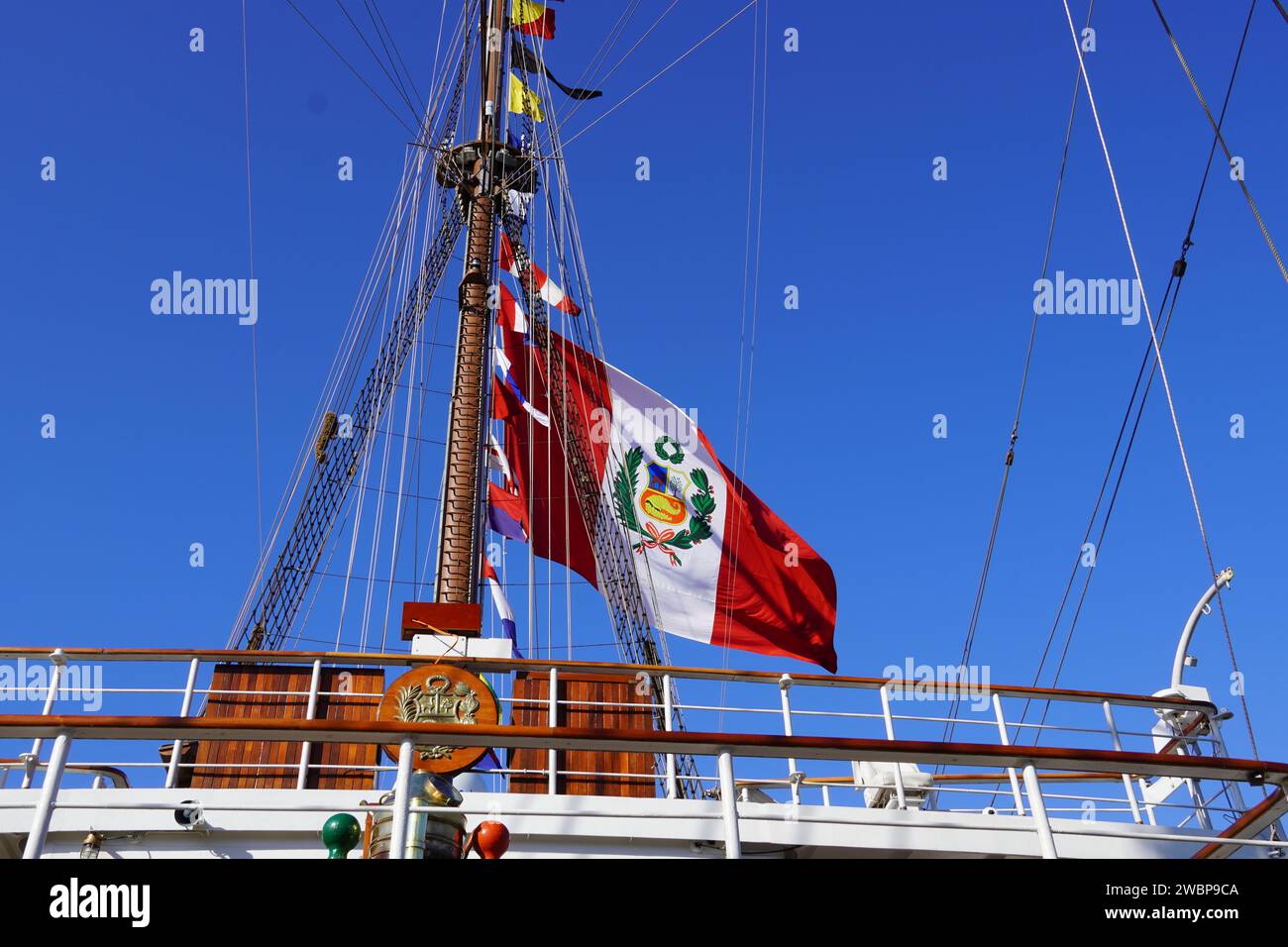 Rope bridge peru hi-res stock photography and images - Alamy