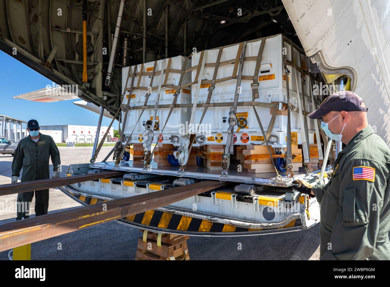Workers begin to offload the Adaptive Caching Assembly (ACA) for NASA’s ...